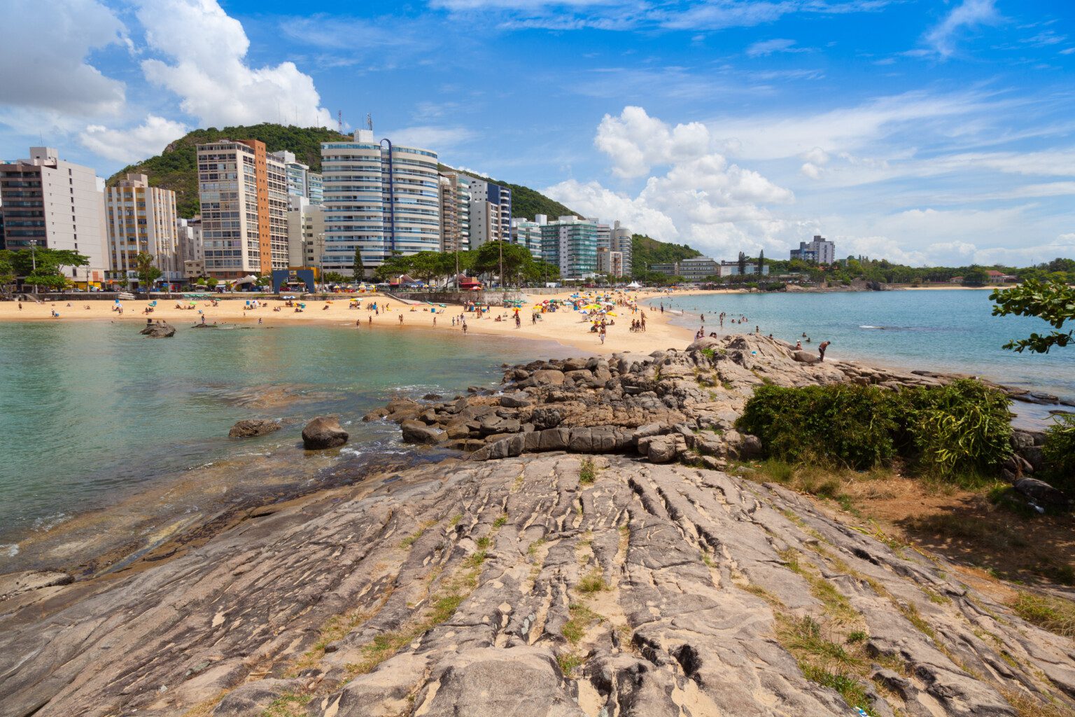 Praias de Vitória: onde morar perto do mar na cidade